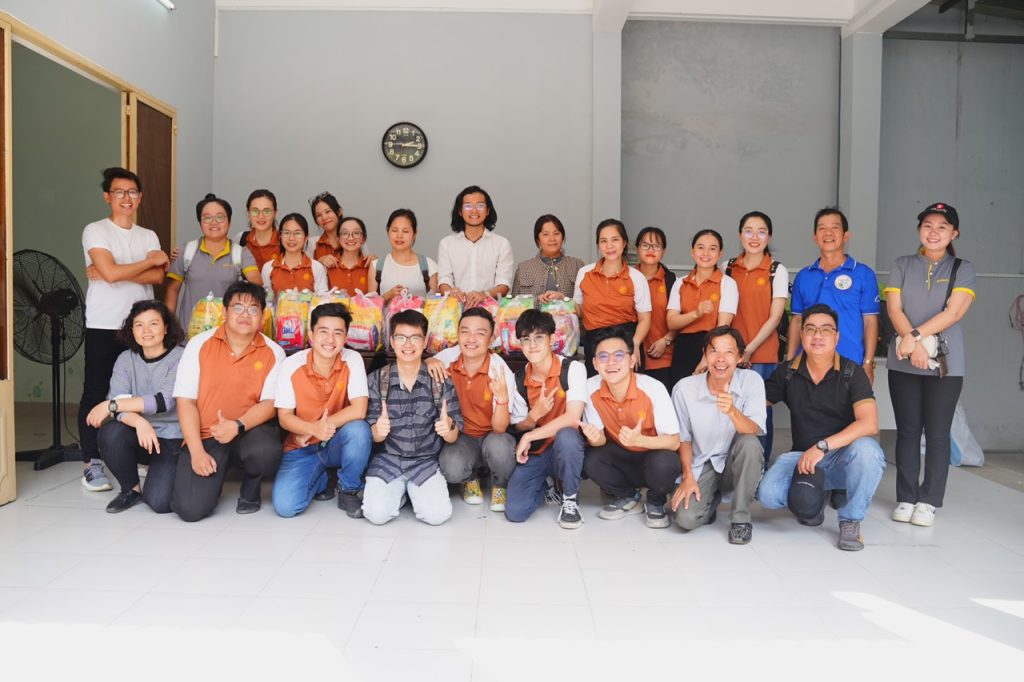 CHƯƠNG TRÌNH TẶNG QUÀ CHO HỘI NGƯỜI MÙ BÌNH THẠNH CỦA GOLDEN SMILE ...